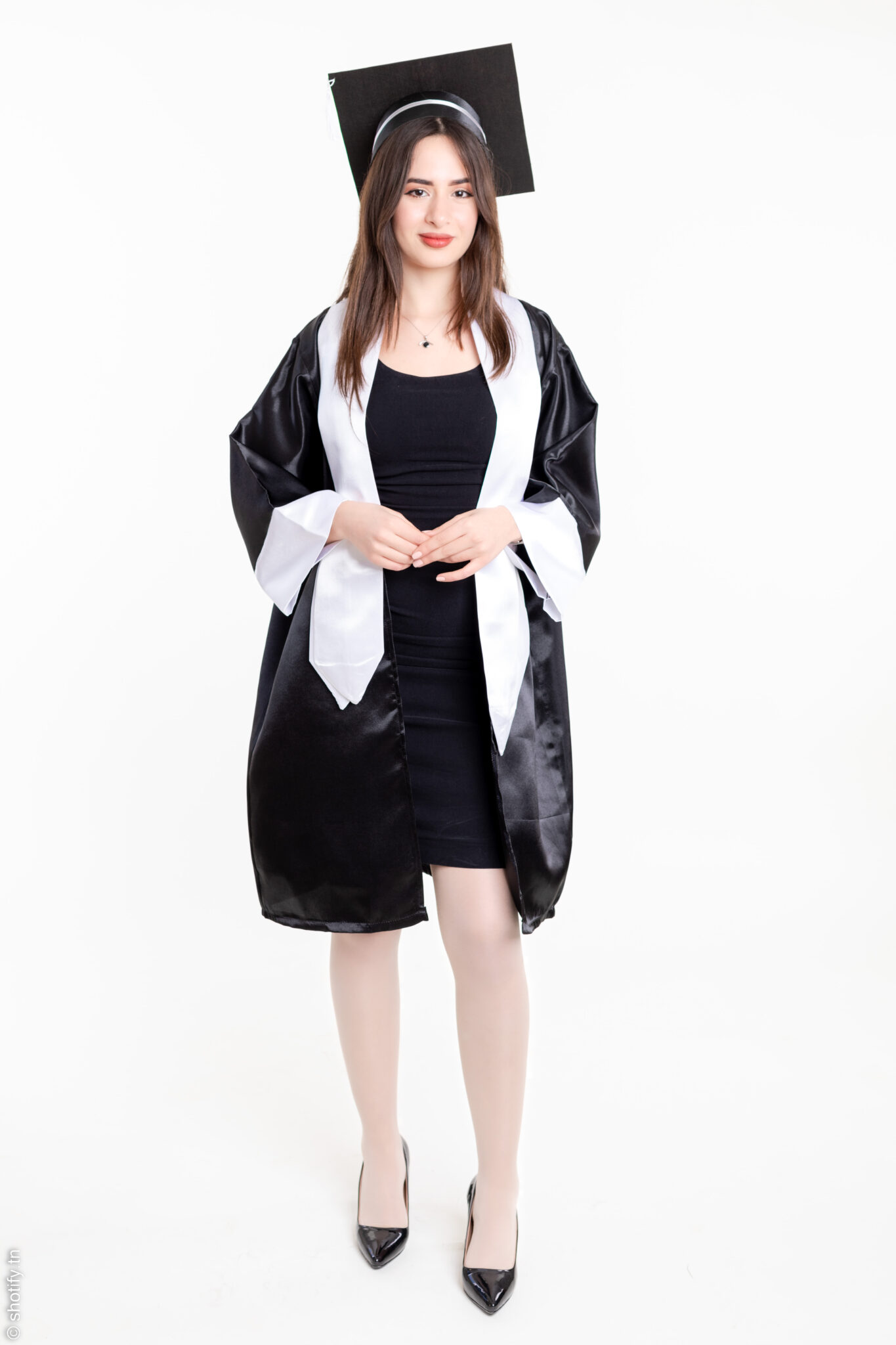 Tenue de Soutenance : Robe de Soutenance, Chapeau avec Écharpe Intégrée — Soutenance.tn | Tenues ...